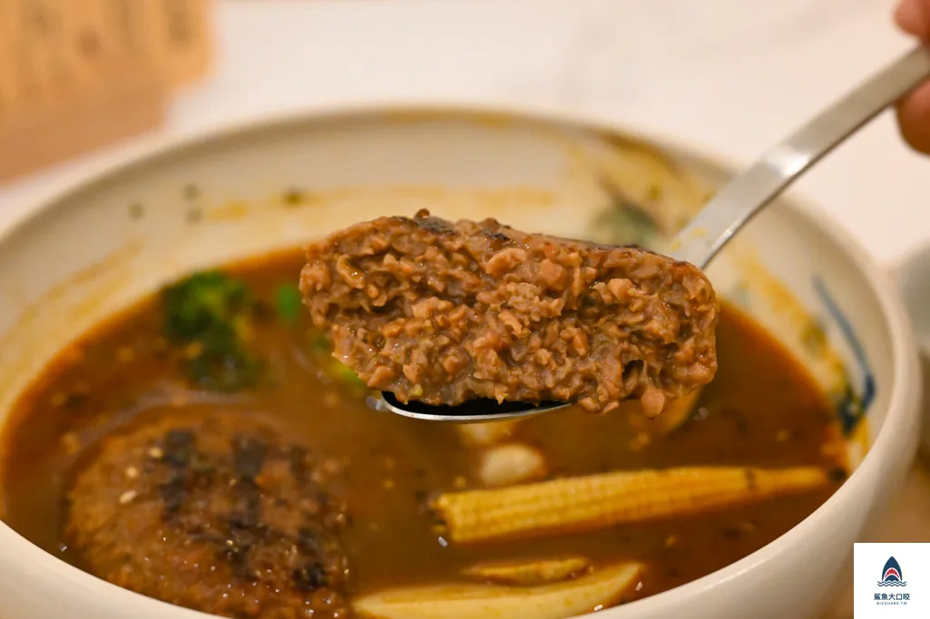 【台中咖哩】小荳AZUKI湯咖喱，北海道素食湯咖哩居然還有漢堡排！（已歇業） @鯊魚大口咬