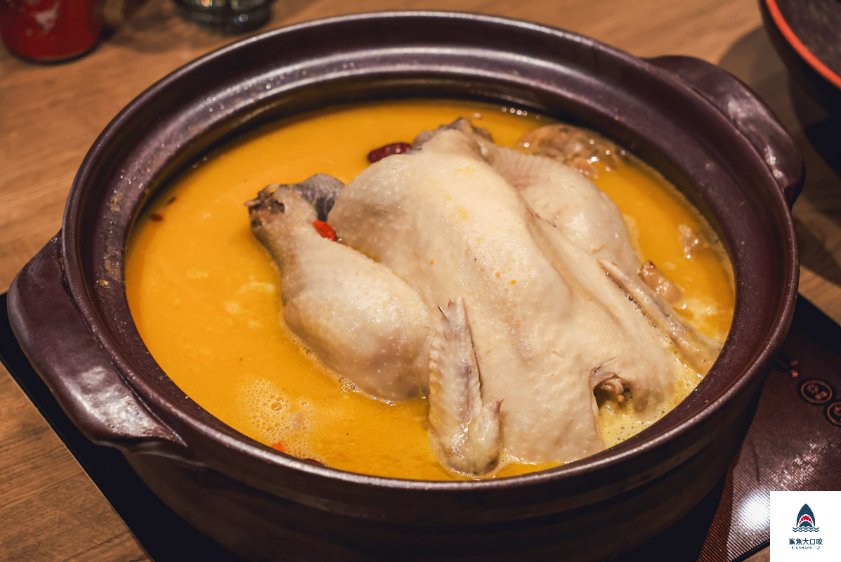 【信義美食】君曜雞湯，最強滋陰補陽濃郁黃金雞湯鍋！ @鯊魚大口咬