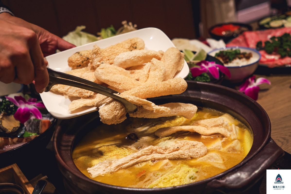 【信義美食】君曜雞湯，最強滋陰補陽濃郁黃金雞湯鍋！ @鯊魚大口咬