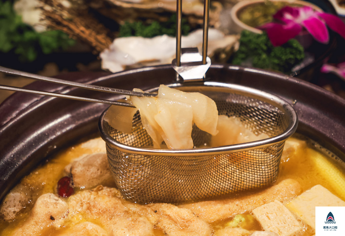 【信義美食】君曜雞湯，最強滋陰補陽濃郁黃金雞湯鍋！ @鯊魚大口咬