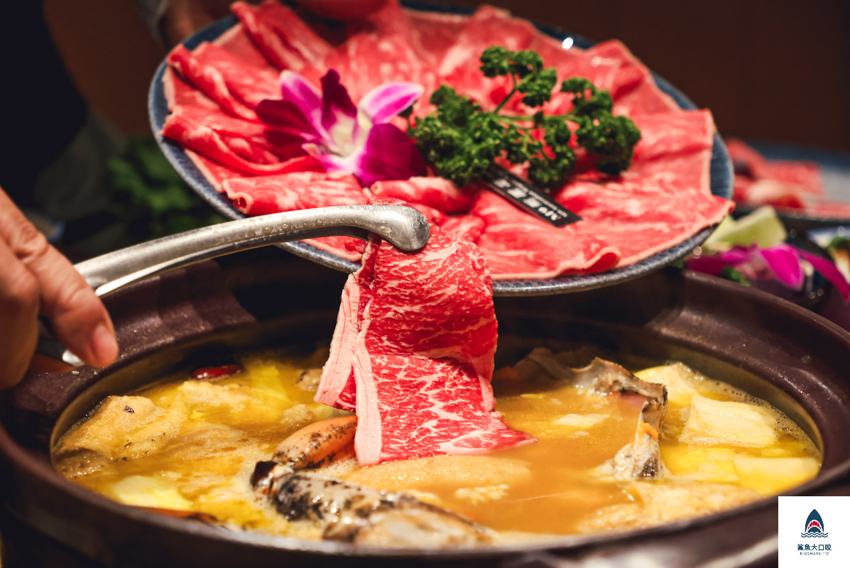 【信義美食】君曜雞湯，最強滋陰補陽濃郁黃金雞湯鍋！ @鯊魚大口咬